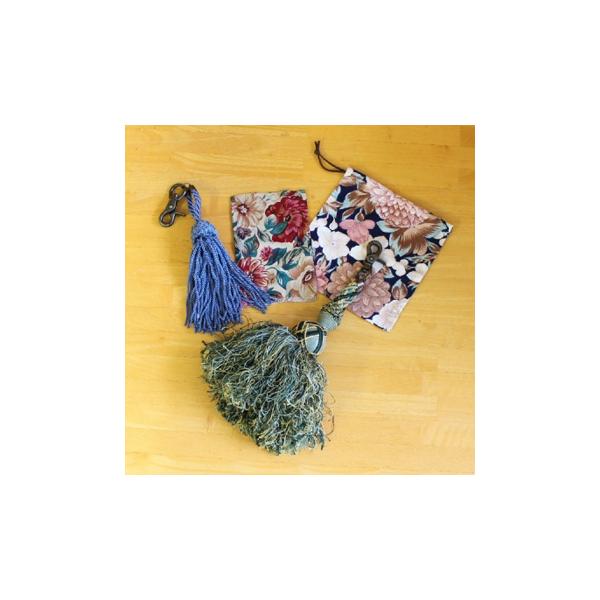 ヴィンテージのタッセルを使用したチャーム。ロープ部分に取り外し可能なチップ加工を施してあり、バッグやベルトなど様々なアイテムにプラスしやすいです。オリジナル生地の巾着付き。カラー：アソート【サイズ M】全長18.5cm【サイズ L】全長22...