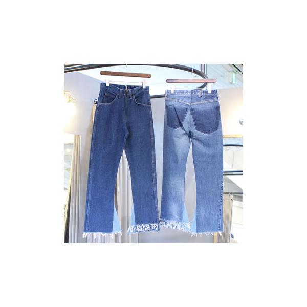 左右別々のデニムを使用した77circaのベーシックシリーズのフレアデニムパンツ。左右のバイカラーが新鮮でいつものデニムからシフトするとグンとお洒落に新鮮さが増します。個性を表現できるディテールはもちろん、柔らかい着用感のために洗い加工や叩...