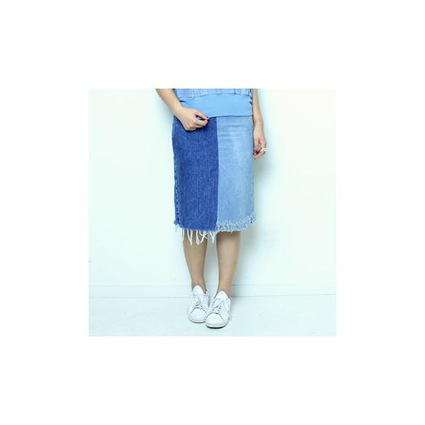 77circaのデニムリメイクのベーシックラインから、usedのデニムパンツをリメイクしたスカート。左右異なるデニムを使用したオリジナル感あふれるタイトめスカートです。カジュアルな印象のデニムなので、シルエットはグッと大人な雰囲気に。77c...