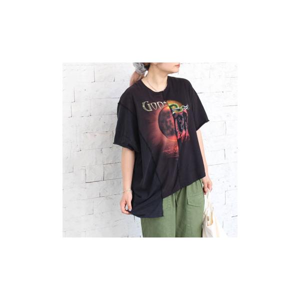 USEDのプリントTシャツを使用。左右で別々のTシャツをつなぎ合わせ、長さもアシンメトリー仕様に。ユニセックスで着用可能です。こちらの商品はusedのボディーを使用しております。商品により色、状態、ダメージ具合など個体差がございます。また、...