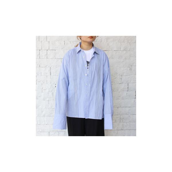 usedのストライプ柄シャツを使用。フロントの両サイド肩から裾にかけてポケットに繋がるラインが特徴的。流れるようなポケットのデザインや手が被さるほど長めの袖。定番的なストライプ柄シャツが７７サーカらしい細部にこった作りに仕上がっています。シ...