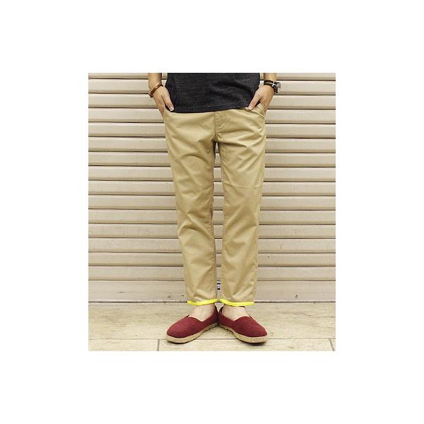 きれいなストレートシルエットの9分丈イージーパンツ。前後ウエスト付近のループと裾には、裂け止めに使用されるリップストップ生地の鮮やかな配色。ループにはゴールドのリベット。エフィレボルらしい抜け感のある技アリな1本。 ウエストはゴムですがジッ...