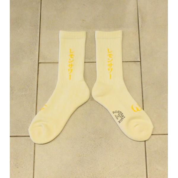 ◇LEMON SODA socks遊び心あふれる楽しいデザインのレモンサワーソックス。両サイドに配置された「レモンサワー」のロゴが特徴的なソックスです。ペールイエローに色鮮やかなイエローのレモンサワーの文字。左右の甲の部分には「生搾り」と靴...