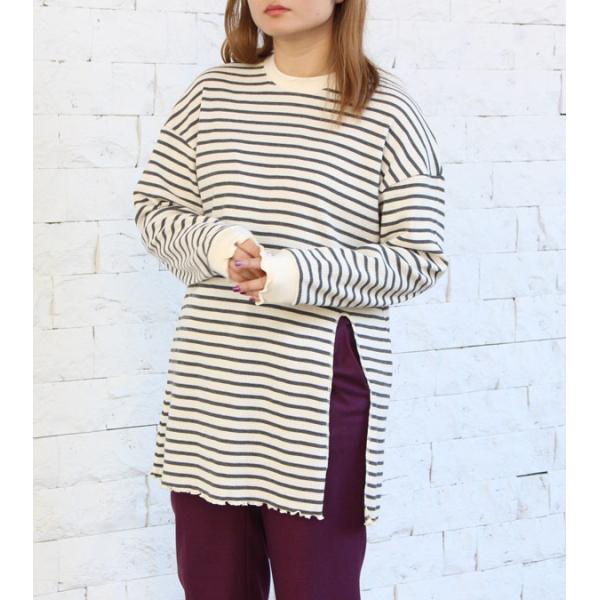 WOM定番ワッフル素材のトップス。片方に大きく入ったスリットと、配色のメロウステッチがポイント。オーバーサイズでさらっと1枚で普段使いに最適です。着心地の良い素材感でお家でお洗濯もでき気兼ねなく着られます。カラー：ボーダー【フリーサイズ】着...