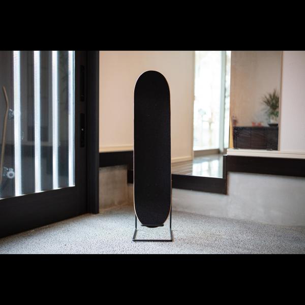 【発売日：2021年05月10日】品名：Skateboard Storage, Black型番:：SBP-0110-BK寸法：20cm × 20cm × 28cm (幅×奥行き×高さ)総重量：0.71 kg耐荷重：2.50 kg素材：鉄(S...