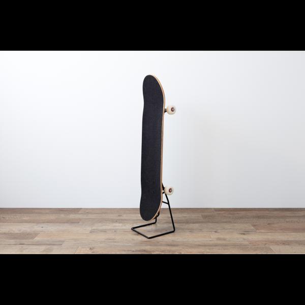【発売日：2021年11月23日】品名：Skateboard Storage, Black型番:：SBP-0310-BK寸法：18cm × 18cm × 39cm (幅×奥行き×高さ)総重量：0.73 kg耐荷重：3.0 kg素材：鉄(SW...