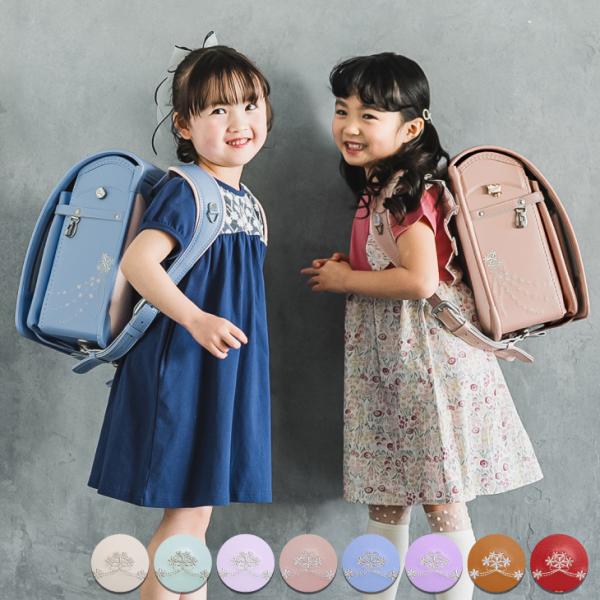 ■Ａ４フラットファイル対応サイズで、細やかな銀のフラワーをかわいく束ねた刺繍が入ったフェミニンなランドセル！！内部もハート型の窓やファスナー引き手でキュート♪♪背裏・肩ベルト裏も薄ピンク色で統一しました♪♪◎ランドセルのカブセ下部ホック(２...