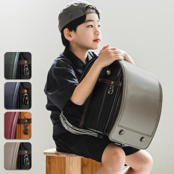 ■レトロ感のあるアンティーク金具を使用した、カームカラーシリーズのランドセル！！背裏・肩ベルト裏はブラックカラーに統一♪♪※弊店オリジナル機能！！ランドセルのカブセ下部ホック(２つ)と両サイド上部ホック(各１つずつ)が取り外し可能となり、別...