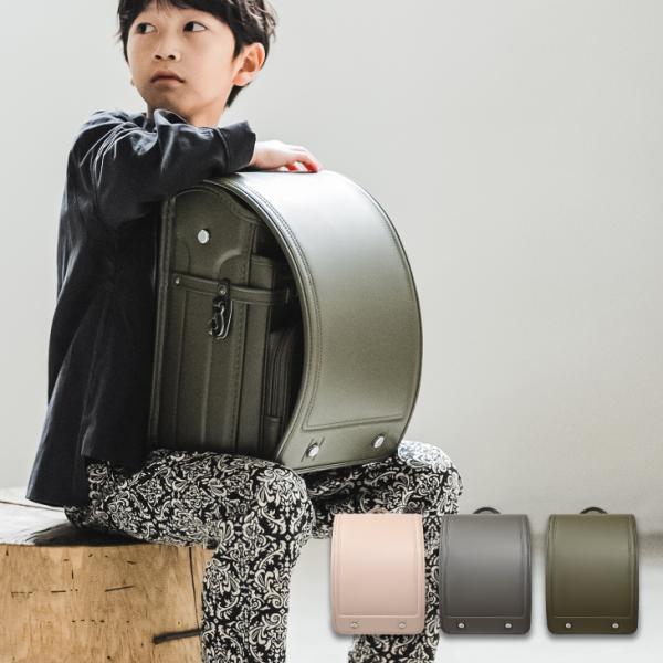 ■レトロ感のあるアンティーク金具を使用した、ダスクカラーシリーズのランドセル！！背裏・肩ベルト裏はブラウンカラーに統一♪♪※弊店オリジナル機能！！ランドセルのカブセ下部ホック(２つ)と両サイド上部ホック(各１つずつ)が取り外し可能となり、別...