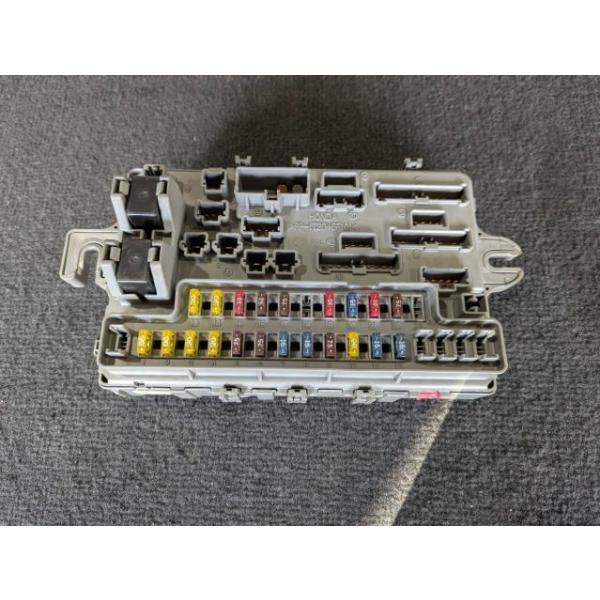 **** 商品説明を必ずご確認ください ****部品管理番号：241120000367800メーカー純正品番：38200-S2K-013部品名：ヒューズボックス部品区分：リサイクル品管理品番：38650-S2K-013車名：ライフ車両タイプ...