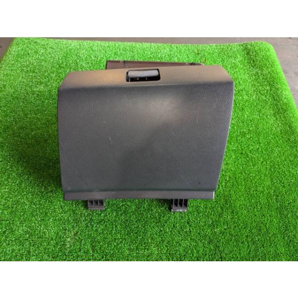 **** 商品説明を必ずご確認ください ****部品管理番号：251024000770210メーカー純正品番：73420-70K00-P4Z部品名：グローブBOX部品メーカー品番：73422-70K0メーカー代替品番：73420-70K01...