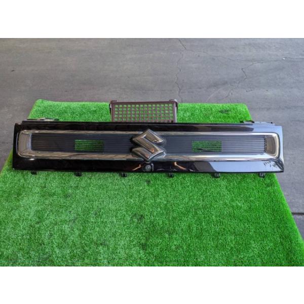 **** 商品説明を必ずご確認ください ****部品管理番号：251126000710400メーカー純正品番：71740-63R11-KAY部品名：ラジエータグリル部品区分：リサイクル品車名：ワゴンＲ車両タイプ名：5ドアハッチバック通称型式...