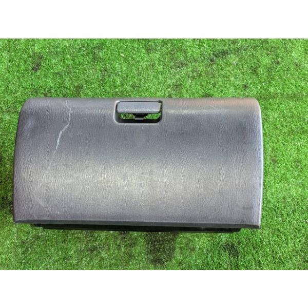 **** 商品説明を必ずご確認ください ****部品管理番号：260316000170210メーカー純正品番：66120TC001BG部品名：グローブBOX部品区分：リサイクル品車名：サンバー車両タイプ名：ケイバン通称型式：TV2N5TR認...