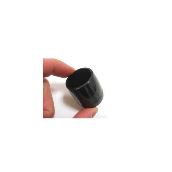 椅子脚のキャップが磨耗して、パイプがむき出しになってしまった！そんな時は、こちらのキャップに交換してください。イスの脚に限らず、一般的なステンレスパイプ等、仕様範囲内の円柱に使用できます。パイプのはしっこの保護にご使用ください。カラーは、黒...