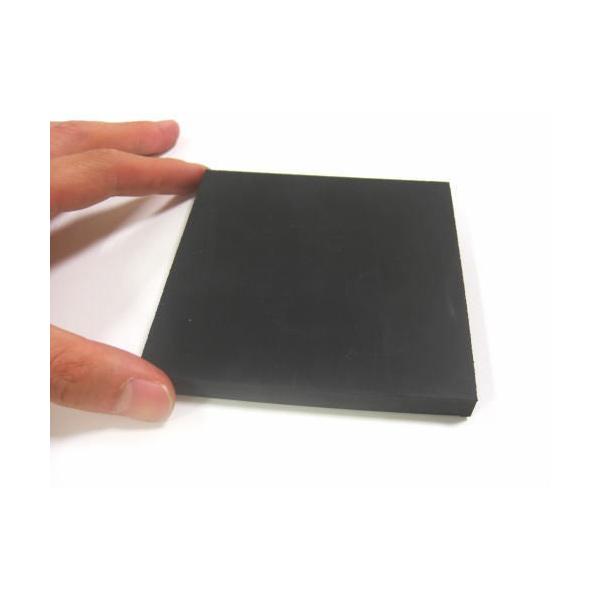 定番の素材、ゴム板です。弾性があり耐摩耗に優れています。衝撃を吸収したい位置や、キズ付けたくない位置、簡単な防震にも役立ちます。また、例えば、ベッドを10ミリかさ上げしたいという時にも重宝します。ゴム同士2枚を超強力両面テープで張り付けると...