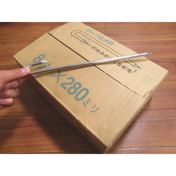 お得な100本セットです。トラロープで駐車場の仕切り線を設置する時に  この釘でロープを地面に固定します！（地面が土や砂利の場合） 基本的に車一台に対して、4つ角＋2本分、つまり6本は必要でしょう。 駐車場の形によって、1本で数台分の4つ角...