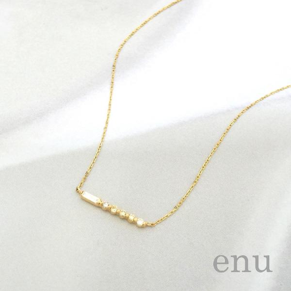 デコルテに沿うシンプルなバータイプのダイヤモンドペンダントです。繊細なダイヤモンドが輝くストレートラインに、透き通った透明感と凛とした輝きを放つ、バゲットカットダイヤモンドが煌きます。イタリア語の『bacchetta（棒・杖）』から名前を取...