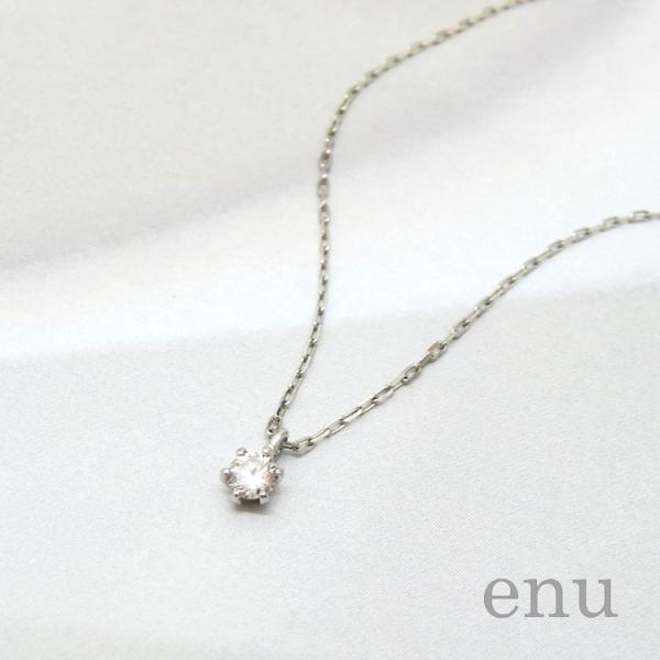 ダイヤモンド本来の輝きを最大限に生かせるシンプルなデザインの一粒ダイヤモンドペンダントです。日常使いしやすく毎日着けても飽きの来ないスタンダードなデザインは、シーンやスタイル、年齢を問わずにお使いいただけます。チェーンは、その日の気分やファ...