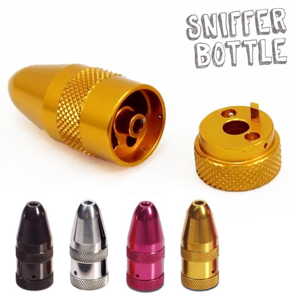 嗅ぎタバコ用スニッファーボトルです。下部のネジを外してかぎたばこ等を入れます。下部のノズルの部分を左右のどちらかに回し切ると、中のものが一定量出てくる仕組みになっています。空気の通りが良くなるように、サイドに小さな穴が開いており、とても使い...