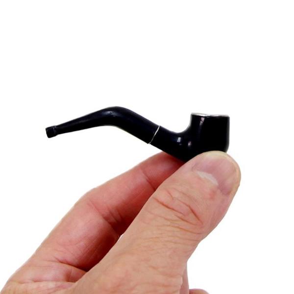 パイプ型のワンショットパイプです。手軽に一吸い分だけ喫煙できる小型パイプです。先端にシャグやタバコを詰め込み、そのままタバコの様に火をつけて吸うだけ。紙巻きたばこを差し込んでの使用も可能です。■仕様・長さ　　：約6.5cm・火皿内径：約9m...