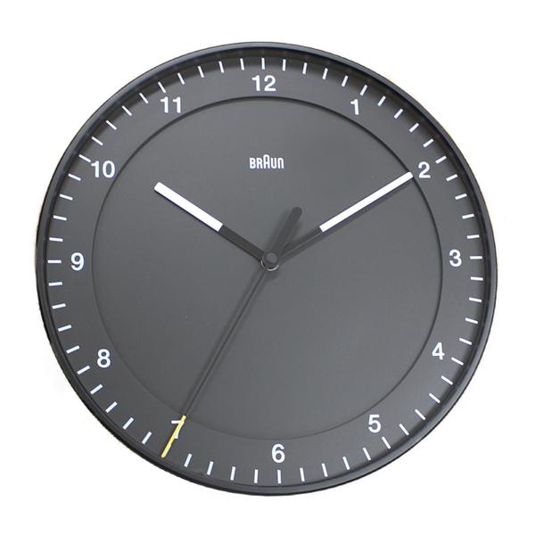 【発売日：2020年07月01日】★ドイツの老舗ブランドBRAUNこちらは盤面に風防を備え、一般的に壁掛け時計として需要の高い30cmサイズ、秒針先のイエローなど実用性を重視したデザインなど、より視認性と実用性を高めたウォールクロックです。...