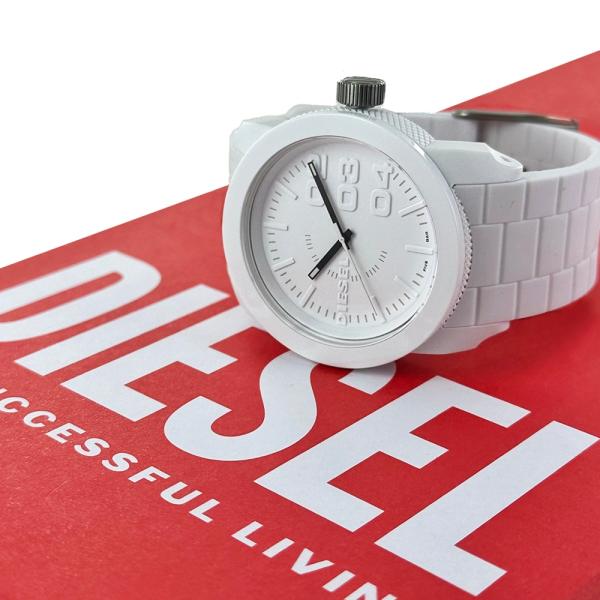 【発売日：2016年05月01日】「こちらの商品は数量限定入荷のため、売り切れの場合は予めご了承下さい。」 ホワイトで統一されたラウンド型腕時計です。9時位置にはブランド名を配置。様々なシーンでお使いいただけます♪ギフトやプレゼントにもおす...