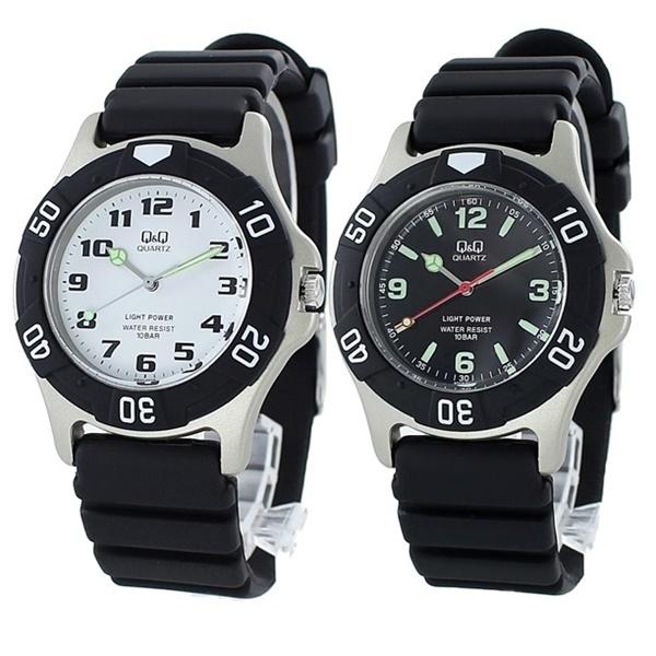 【発売日：2021年03月01日】シチズン製造のブランド Q&amp;Q（キュー&amp;キュー）ソーラー時計。大人から子供まで幅広年代の方にお使いいただけるモデルです。文字盤は視認性も良く、軽量で長時間着けても疲れません。便利な機能を充実...