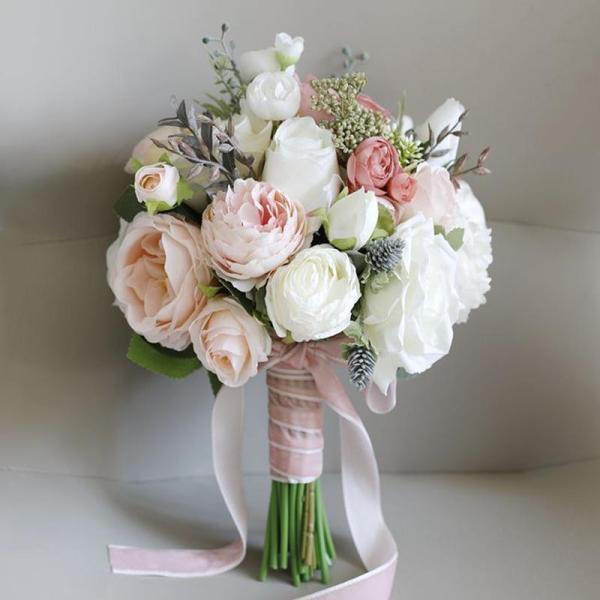 可愛いブーケです。ブライダル、イベント贈答品、インテリアに最適です。晴れの舞台に、新しいタイプのサプライズプレゼントとしてお勧めです。生花と違って枯れることがないので、思い出と一緒にいつまでも形として残せます。サイズ：幅約 25cm 高さ約...