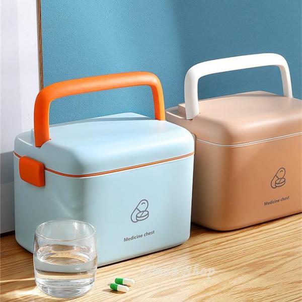 商品詳細■カラー：color1 color2  color3■サイズ：約24*16cm*15.5cm■素材:PP家庭用に、緊急時用に、アウトドア用に常備薬等を普段からスッキリ収納できていると、いざという時にもさっと持ち運べるので、万が一急な...