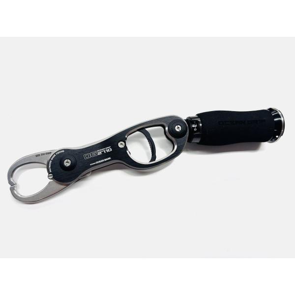 「高い剛性」と「質感」プレミアムオーシャングリップ評価の高かったOG2510のハンドル曲げ角度を踏襲し、10kgスプリングを内蔵。スケールウィンドウをはじめ、カールコードの装着自由度が高い後端デザインなど、細部まで拘った仕様。アルミ削り出し...