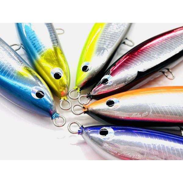 ■硬質高発泡樹脂製■全長：220mm■重量：77g（フック、リング除く）■適合フック：レマタドール6/0（7g前後のトリプルフック）水中での泳ぎに特化した、リベルタンゴの形状を纏った新コンセプトルアー。今まで出なかった魚に、口を使わせる1本です。