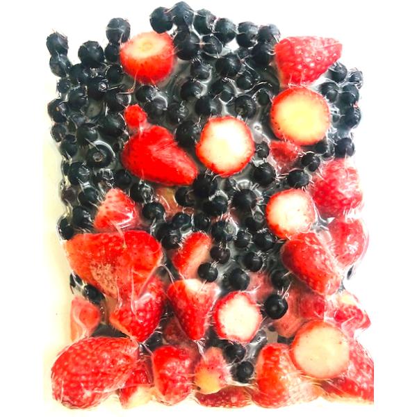 果物のプロの目で厳選した冷凍フルーツ　国産ミックスベリー、徳島産いちごと長野産ブルーベリーの短い旬の美味を凍らせました。へたは全てカット済、完熟の苺、ブルーベリーがそのまま入っています。ヘタをカット、真空パック加工後、急速冷凍していますので...