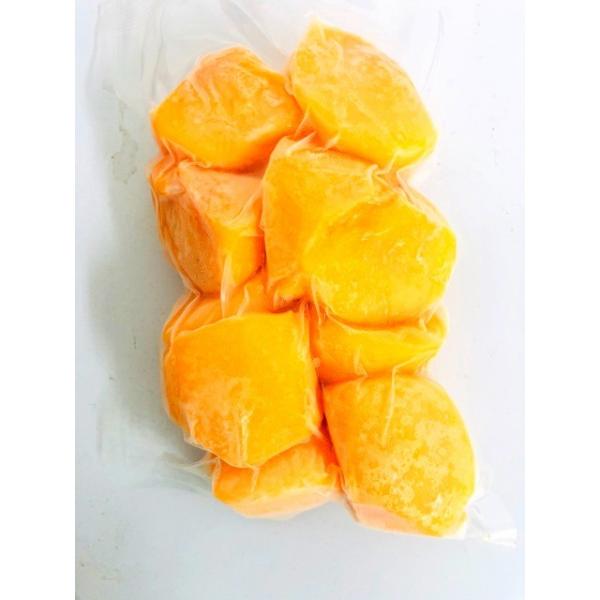 果物のプロの目で厳選した冷凍富有柿（徳島産または福岡産）の短い旬の美味を凍らせました。皮をむき、へたは全てカット済、完熟の富有柿がそのまま入っています。皮をむき、へたは、全て素早くカット、真空パック加工後、急速冷凍していますので、果実本来の...