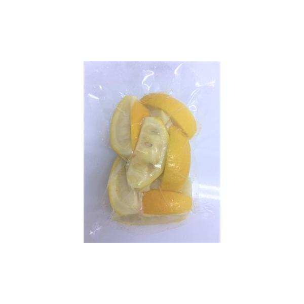 果物のプロの目で厳選した冷凍フルーツ　ノーワックス品　国産 徳島産レモン　8等分サイズにカットし短い旬の美味を凍らせました。国産　香川、徳島産などのレモンを使いやすいサイズに素早くカット、真空パック加工後、急速冷凍していますので、果実本来の...