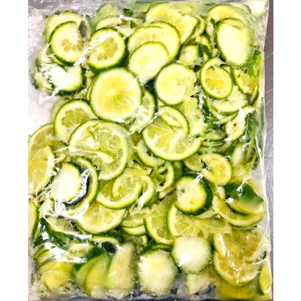 果物のプロの目で厳選した冷凍フルーツ　ノーワックス品　国産ライムスライス、弊社徳島工場でスライス加工をするとき、発生するサイズ不足、スライス端材の美味を凍らせました。国産　ライムの訳ありスライスカット品を真空パック加工後、急速冷凍しています...