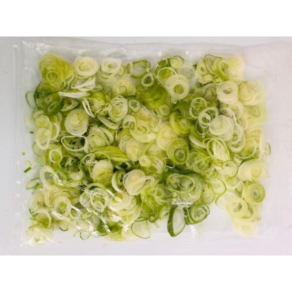 プロの目で厳選した冷凍白ねぎ　国産（徳島産）、旬の白ねぎを刻みスライスし凍らせました。白ねぎを洗浄殺菌し、刻みスライスカット、真空パック加工後、急速冷凍（バラ凍結）していますので、野菜本来の風味と味覚が楽しめます。鍋、スープ、麺類など幅広い...