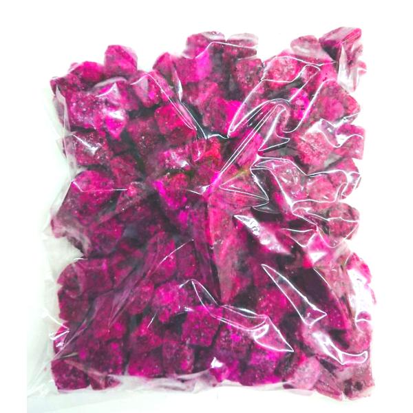 果物のプロの目で厳選した冷凍フルーツ　ドラゴンフルーツ（レッド）の短い旬の美味を凍らせました。ベトナム産です。フルーツの皮を剥き、使いやすいサイズに素早くカット、真空パック加工後、急速冷凍していますので、果実本来の風味と味覚が楽しめます。ス...