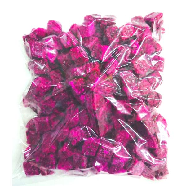 果物のプロの目で厳選した冷凍フルーツ　ドラゴンフルーツ（レッド）の短い旬の美味を凍らせました。ベトナム産です。フルーツの皮を剥き、使いやすいサイズに素早くカット、真空パック加工後、急速冷凍していますので、果実本来の風味と味覚が楽しめます。ス...