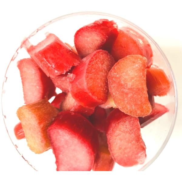 物のプロの目で厳選した冷凍フルーツ　ルバーブ（アメリカ産）、ルバーブをカットし、真空冷凍加工しました。食物繊維、アントシアニンなどの栄養素も豊富なです。ルバーブをカットし、１０００ｇに真空パック加工後、急速冷凍していますので、果実本来の風味...