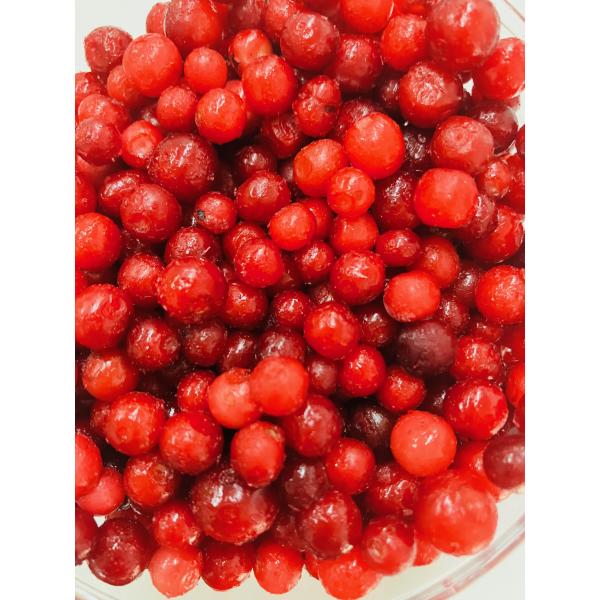 果物のプロの目で厳選した冷凍フルーツ　リンゴンベリー（北欧産）、リンゴンベリーを真空冷凍加工しました。リンゴンベリーを、１０００ｇに真空パック加工後、急速冷凍していますので、果実本来の風味と味覚が楽しめます。リンゴンベリーは、ビタンミンやア...