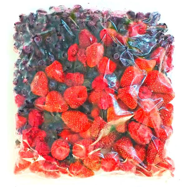果物のプロの目で厳選した冷凍スリーベリーフルーツ　いちご（メキシコまたは、ペルー産）、ブルーベリー（チリ）、ラズベリー（セルビア、チリ産など）をミックスしました。旬の熟したスリーベリーフルーツの美味を凍らせました。フルーツの皮を剥き、使いや...