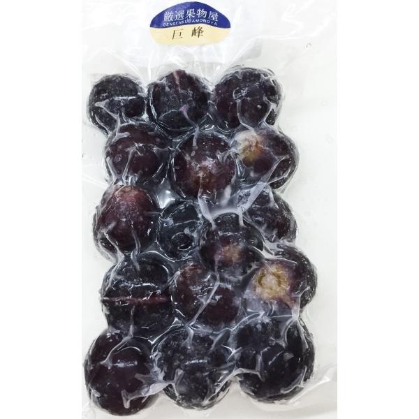 果物のプロの目で厳選した冷凍フルーツ　国産巨峰の短い旬の巨峰の甘さとコクを、 そのまま残し美味を凍らせました。フルーツの皮を剥き、使いやすいサイズに素早くカット、真空パック加工後、急速冷凍していますので、果実本来の風味と味覚が楽しめます。ス...