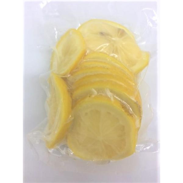 果物のプロの目で厳選した冷凍フルーツ　ノーワックス品　徳島産レモン　スライスカットし短い旬の美味を凍らせました。国産　徳島産レモンを使いやすいサイズに素早くカット、真空パック加工後、急速冷凍していますので、果実本来の風味と味覚が楽しめます。...