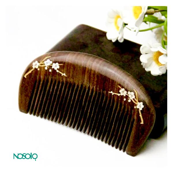 材質:金糸白檀 表面処理：ワックス加工：手作りサイズ：・幅 10.9cm ・厚み 1.1cm ・高さ 5.3cm ・櫛目の丈 最小2.4cm〜最大2.9cm 重量：約45g※天然木材で加工されたゆえ、木材の両面に色違いが発生することがあるの...