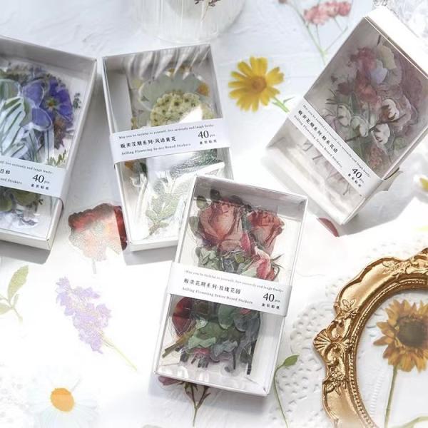 花のデコステッカー ■商品使用目的日記 手帳 封筒 便箋 メッセージカード ラッピング■商品仕様絵柄：20種/タイプ枚数：2枚/絵柄 計40枚素材：PETサイズ：包装 55mmx97mm■注文及び発送環境負荷軽減のために、簡易包装を開始しま...