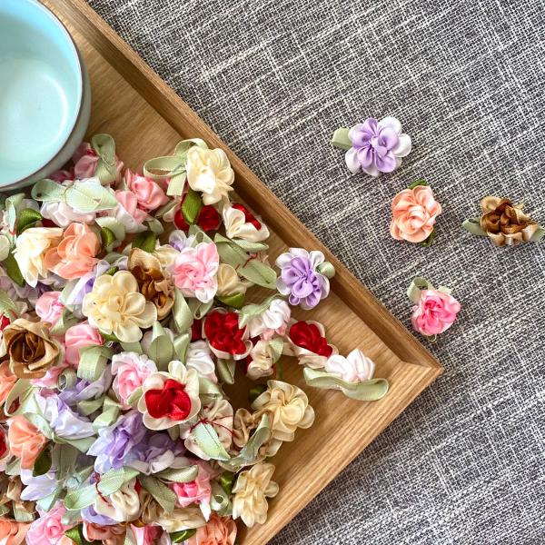 帽子や、お洋服、小物のワンポイント、スカートやドレスの装飾、お子さまの発表会衣装や、ハロウィンのコスプレなどにもおすすめです。品番：ZB000サイズ：画像参照数量：30個素材：ポリエステル※畳んで発送させていただきます。畳シワはご容赦くださ...