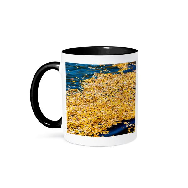 商品名:  3dRose Dark blue water covered with a golden carpet of birch tree leaves 11oz Two-Tone Black Mugブランド: 3dRose商品サイズ:...