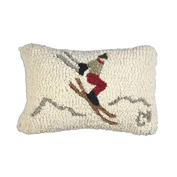 商品名: Chandler 4コーナー アーティストデザイン Yippee スキージャンパー ハンドフック ウール装飾スローピロー (8インチ x 12インチ) ソファ&amp;ベッド用 - お手入れ簡単 低メンテナンス 冬用枕 キャビン&...
