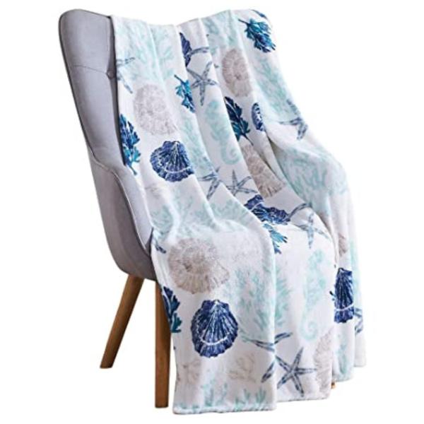 商品名: 装飾的なオーシャンライフスローブランケット:柔らかいフラシ天ベルベットフリース 落ち着いた青色のベージュ色 白、ソファ、カウチ、椅子、ベッド、寮のアクセントに Ocean Life Coastal Throw Blanket: S...