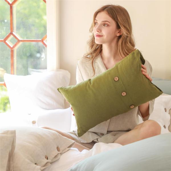 商品名: Simple&amp;Opulence 100%リネン 腰用クッションカバー 12 x 20インチ 長方形装飾クッションカバー ヴィンテージトリプルココナッツボタン カウチ ソファ ベッド リビングルーム オフィスの装飾 オリーブ...